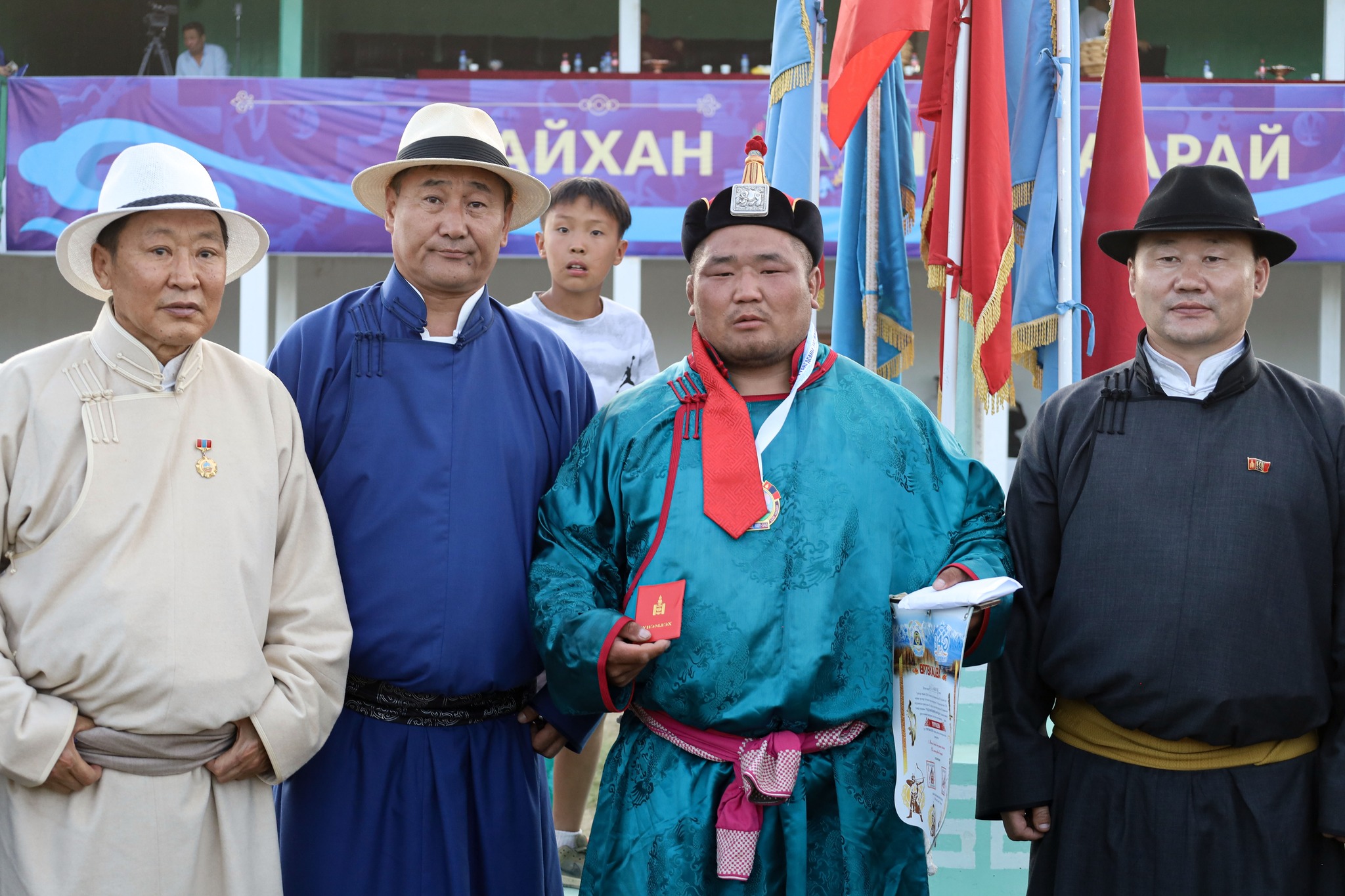 Ховд аймгийн баяр наадмаар 128 бөх барилдав